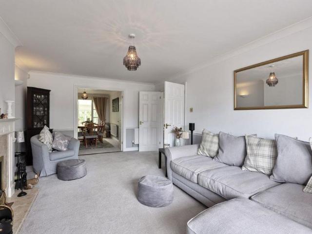 4 bedroom detached house to rent