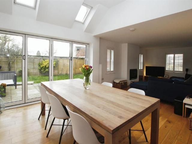 4 bedroom detached house to rent