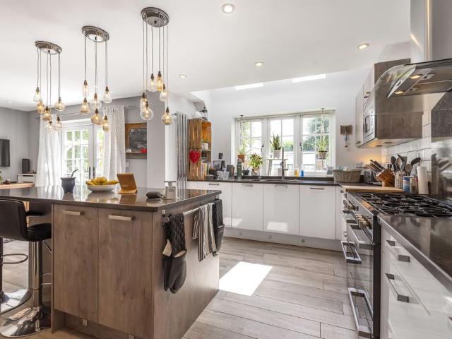 4 Bedroom Detached House To Rent
