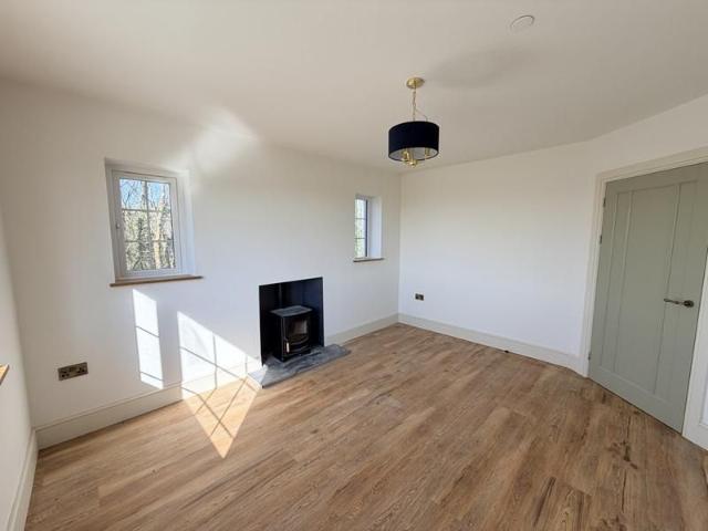 4 bedroom detached house to rent