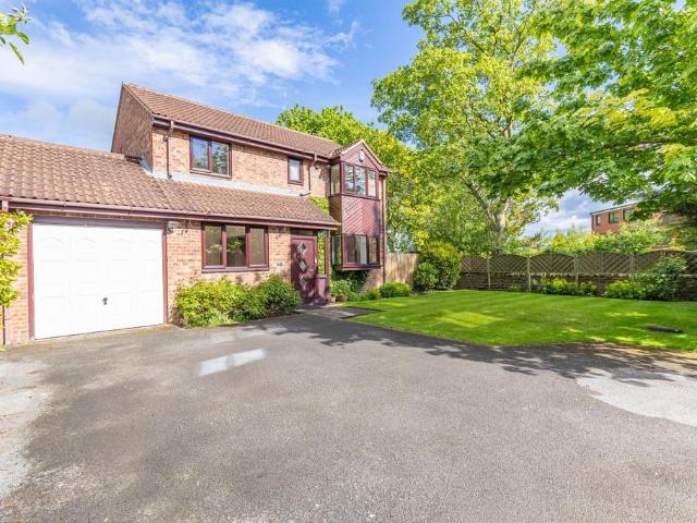 4 bedroom detached house to rent