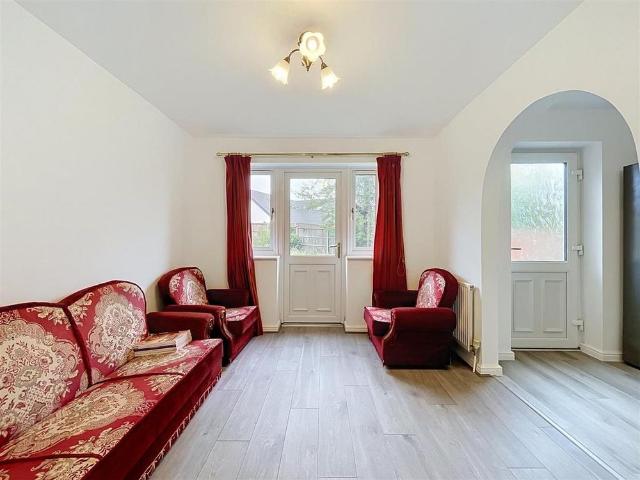 4 bedroom detached house to rent