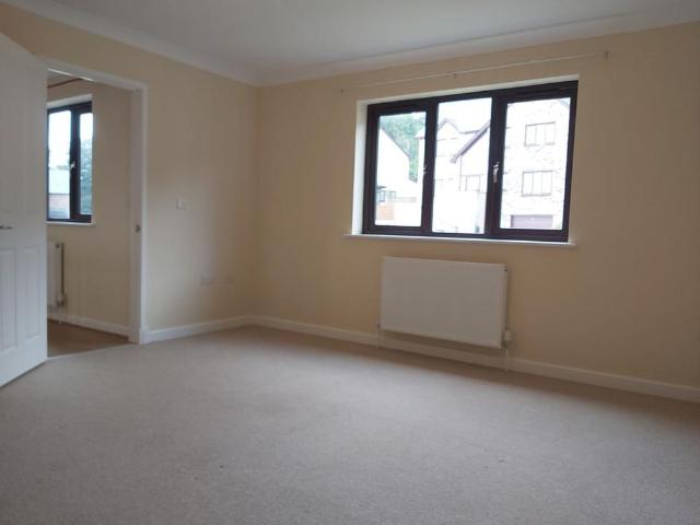 4 bedroom detached house to rent