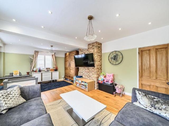 4 bedroom detached house to rent