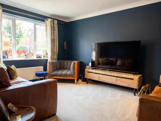 4 bedroom detached house to rent