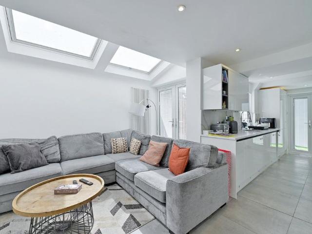 4 bedroom detached house to rent