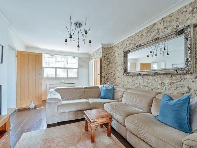 4 bedroom detached house to rent