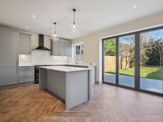 4 bedroom detached house to rent