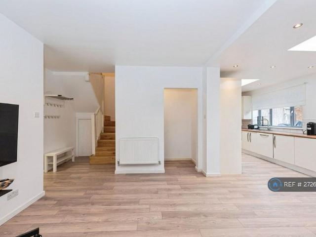 4 bedroom detached house to rent