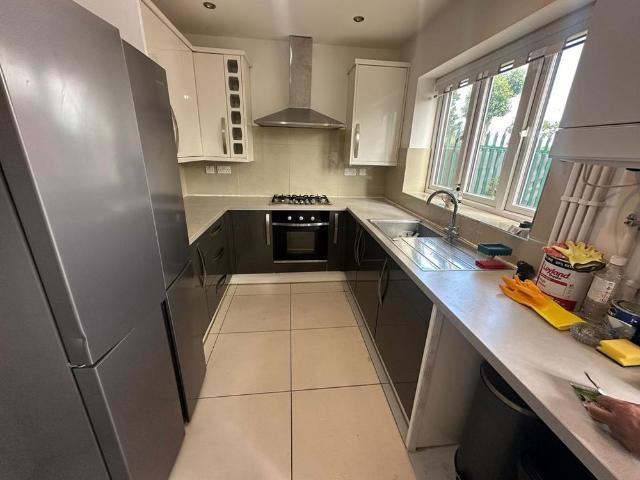 4 bedroom detached house to rent