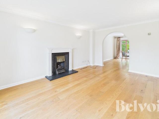4 bedroom detached house to rent