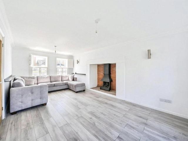 4 bedroom detached house to rent