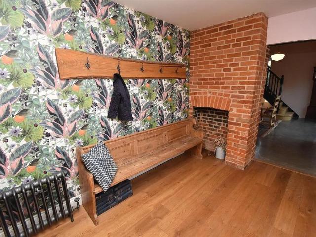 4 bedroom detached house to rent