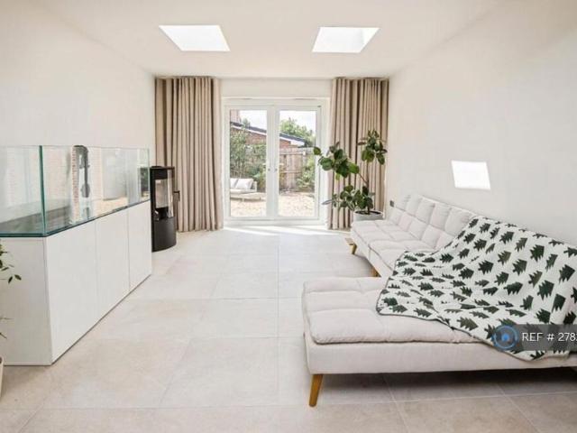 4 bedroom detached house to rent