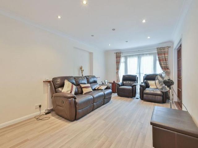 4 bedroom detached house to rent