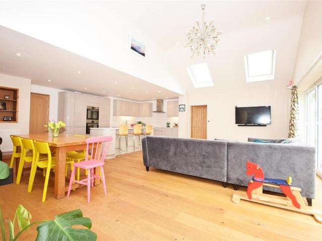4 bedroom detached house to rent