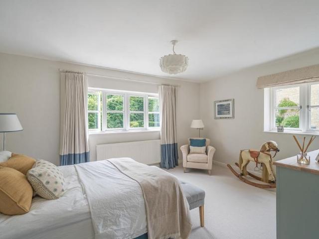 4 bedroom detached house to rent