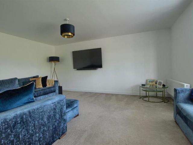 4 bedroom detached house to rent