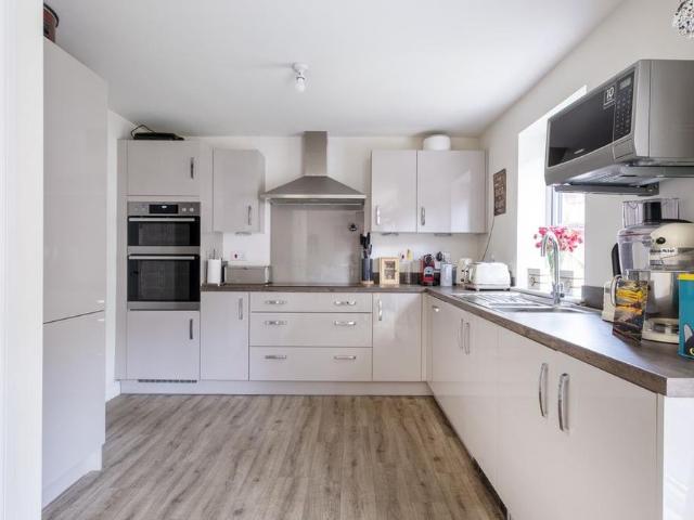 4 bedroom detached house to rent