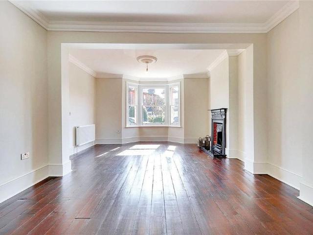 4 bedroom detached house to rent