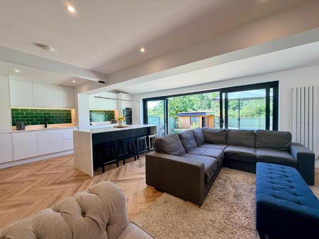 4 bedroom detached house to rent