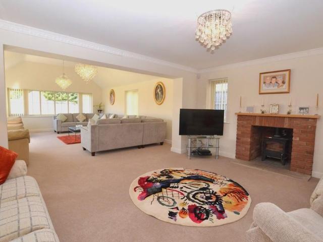 4 bedroom detached house to rent
