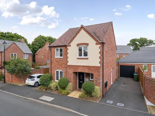4 bedroom detached house to rent