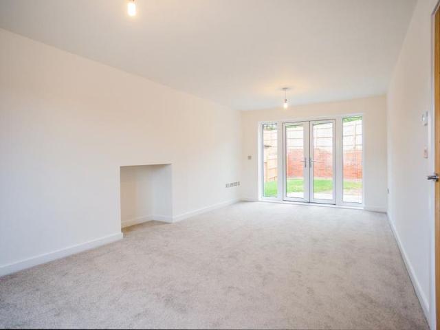 4 bedroom detached house to rent