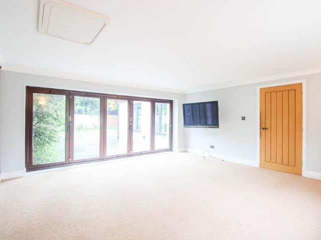 4 bedroom detached house to rent