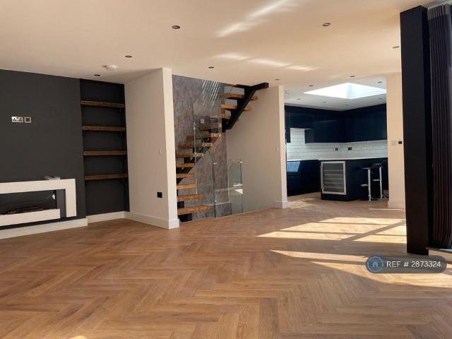 4 bedroom detached house to rent