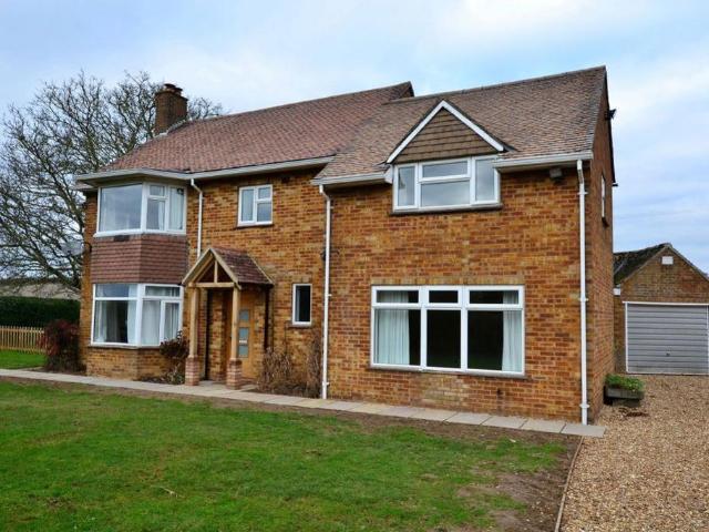 4 bedroom detached house to rent