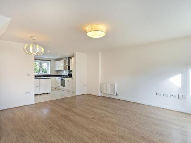 4 bedroom detached house to rent