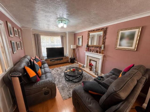4 bedroom detached house to rent