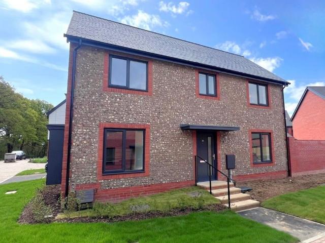 4 bedroom detached house to rent