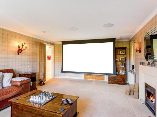 4 bedroom detached house to rent