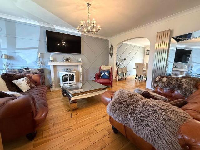 4 bedroom detached house to rent