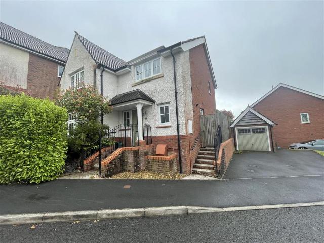 4 bedroom detached house to rent