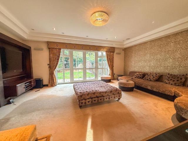 4 bedroom detached house to rent