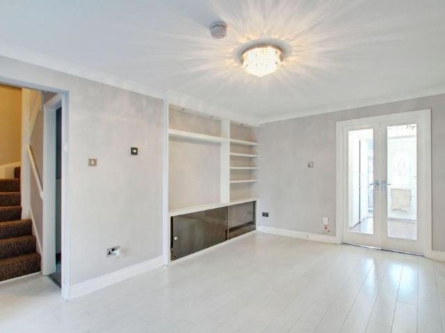 4 bedroom detached house to rent