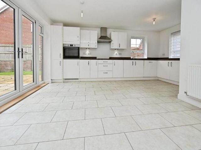 4 bedroom detached house to rent