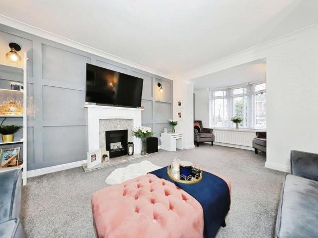 4 bedroom detached house to rent