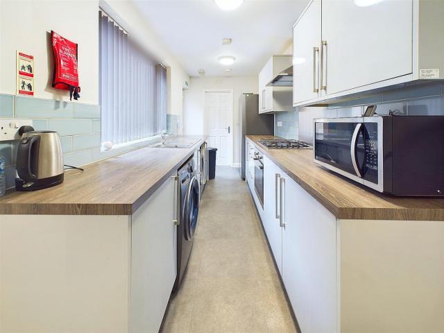 4 bedroom Detached house to rent