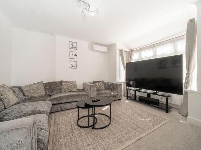 4 bedroom detached house to rent