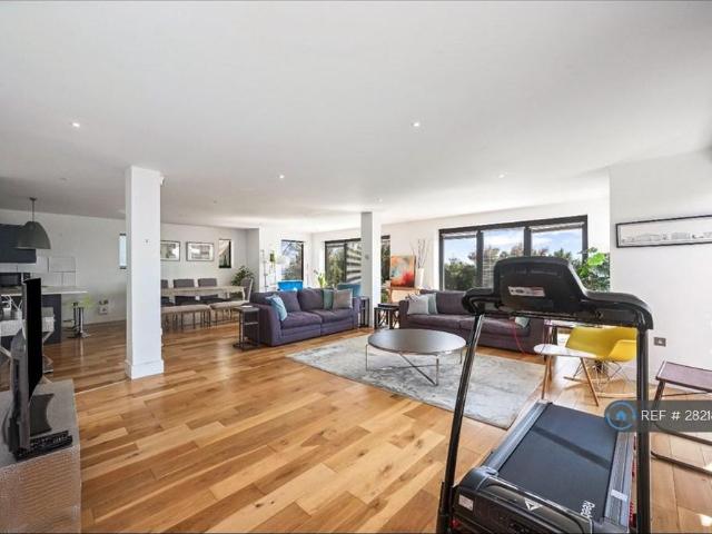 4 bedroom detached house to rent