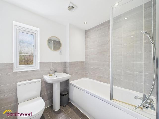 4 bedroom detached house to rent