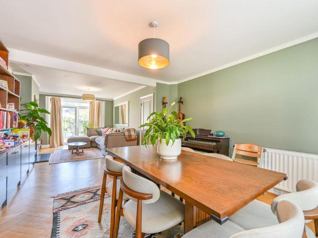 4 bedroom detached house to rent