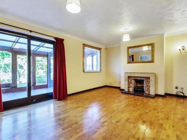 4 bedroom detached house to rent