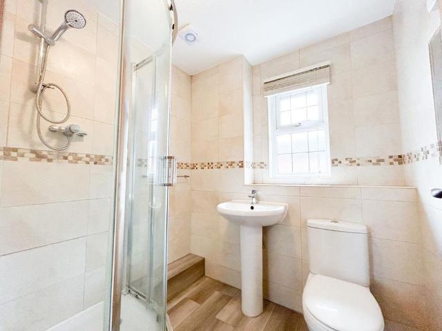 4 bedroom detached house to rent