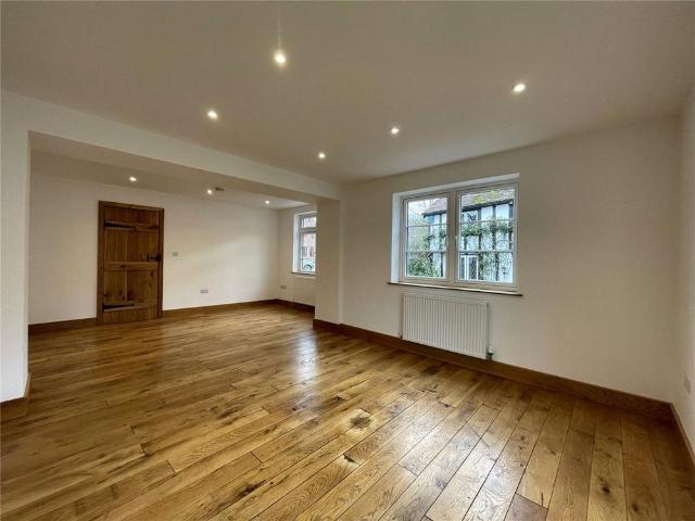 4 bedroom detached house to rent
