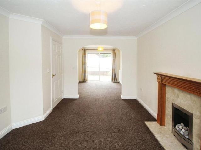 4 bedroom detached house to rent